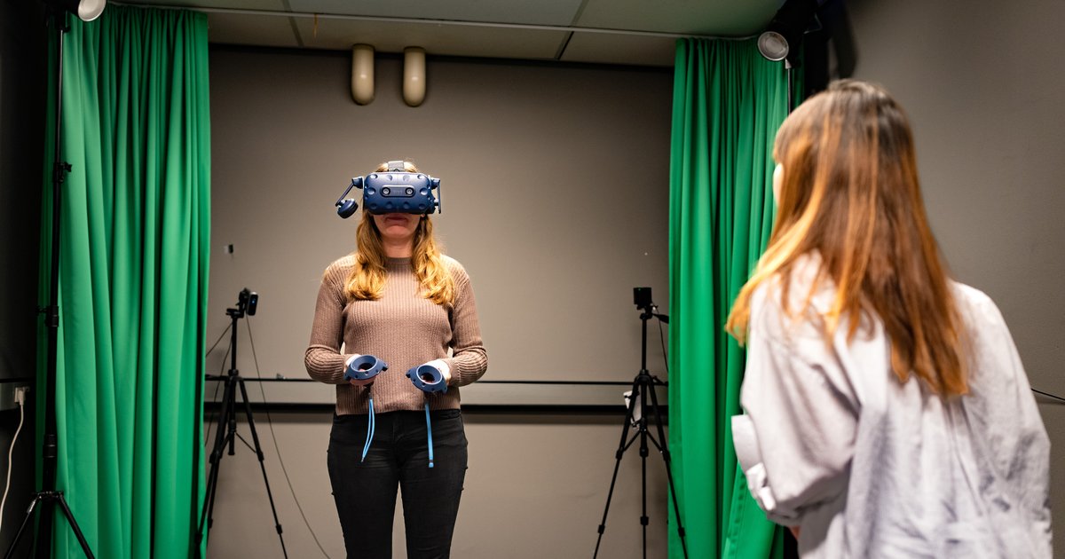 User-Centered Adaptive Streaming of Dynamic Point Clouds for Virtual Reality Remote Communication